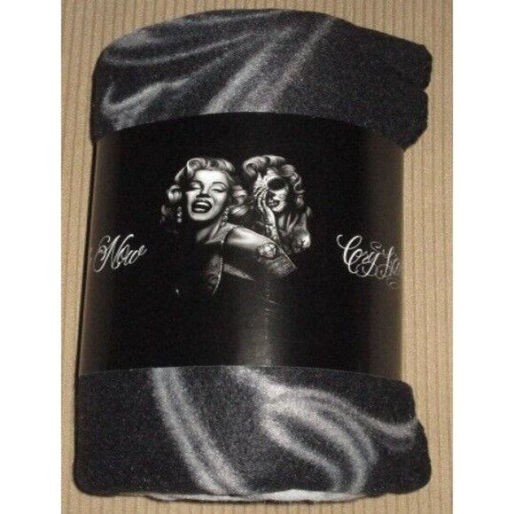 DGA | Bedding | New Smile Now Cry Later Marilyn Monroe Fleece Throw ...